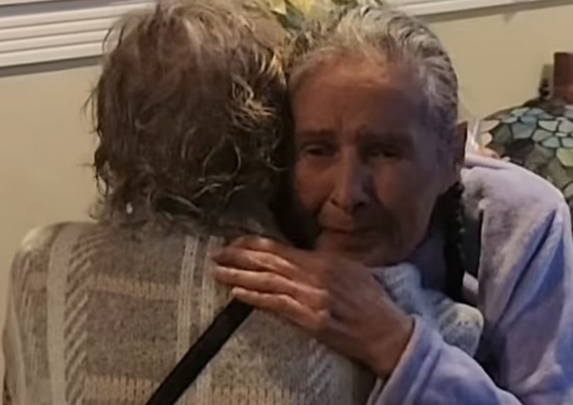 Twin sisters separated 81 years ago reunited in the United States ...