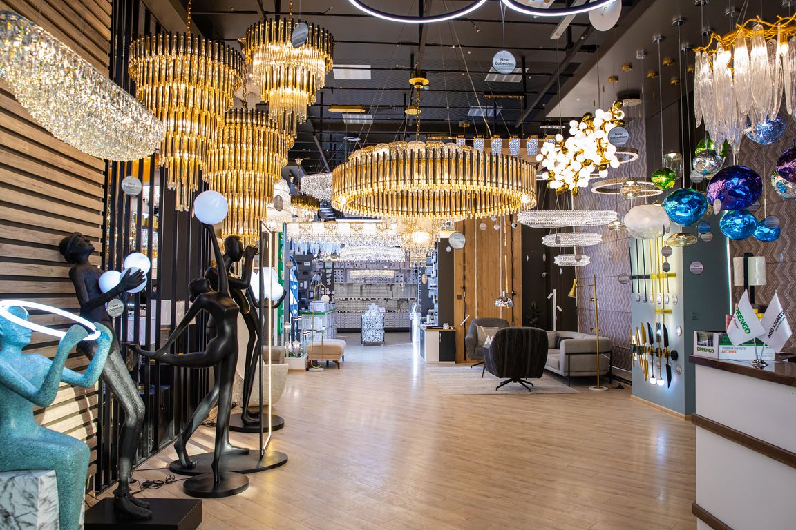 New chandelier models are presented in the AGG Lighting store ...